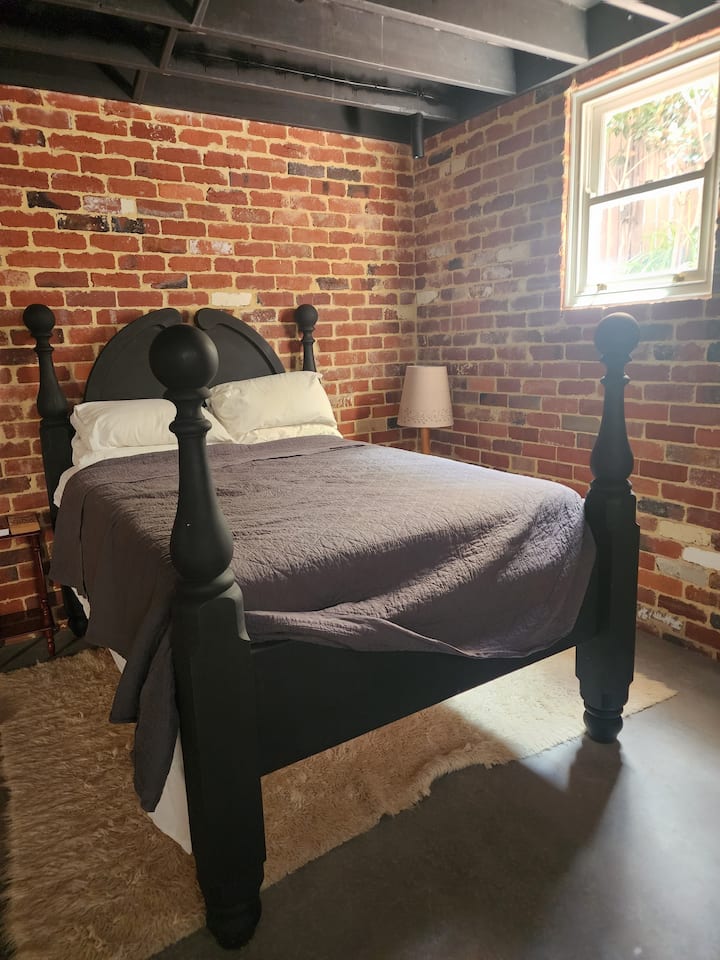 Self Contained Industrial Chic Basement Apartment - Subiaco