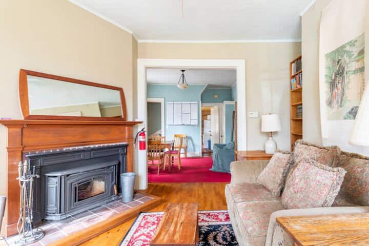 Cozy Walkable Getaway, Fireplace, Near Skiing - Great Barrington, MA