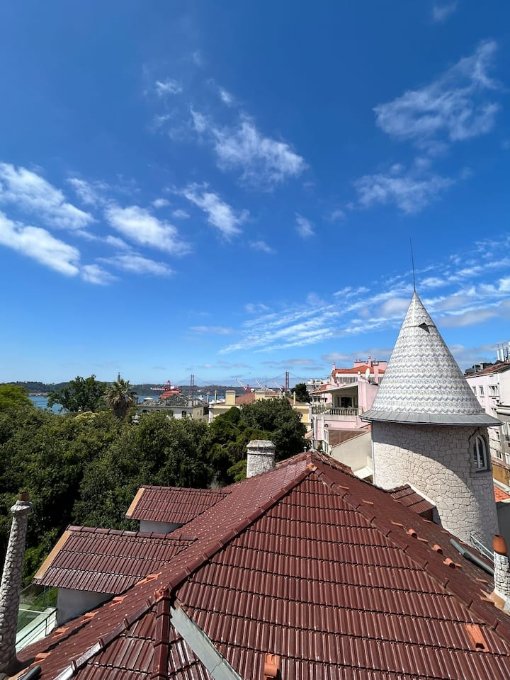 Room E  In Shared Lisbon Apt With River Tejo Views - Lissabon