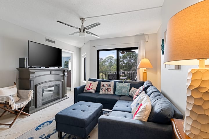 Large Top Floor Villa, 2bd/2ba, 1 Block To Beach - Hilton Head Island, SC