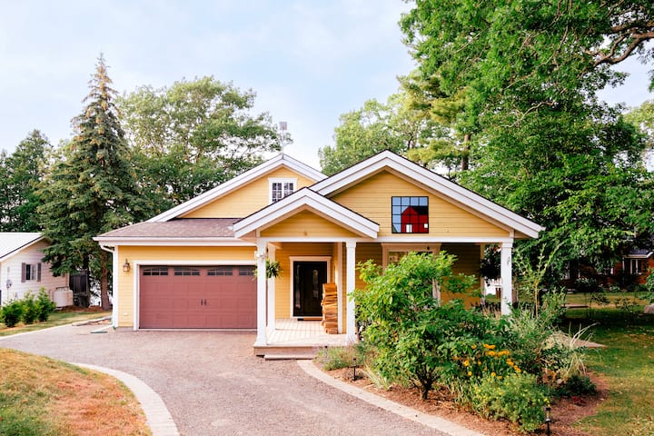 Pec Lakeside Cottage | Hot Tub & Year-round Escape - Napanee