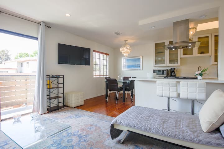 Santa Monica 2 Br. & A Den Apt.(occean Breeze 7) - Santa Monica, CA