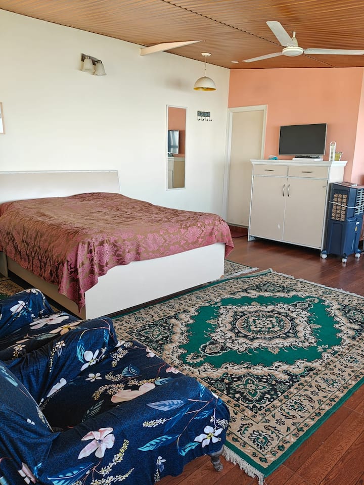 Studio Room Facing The Dehradun Valley! - Mussoorie