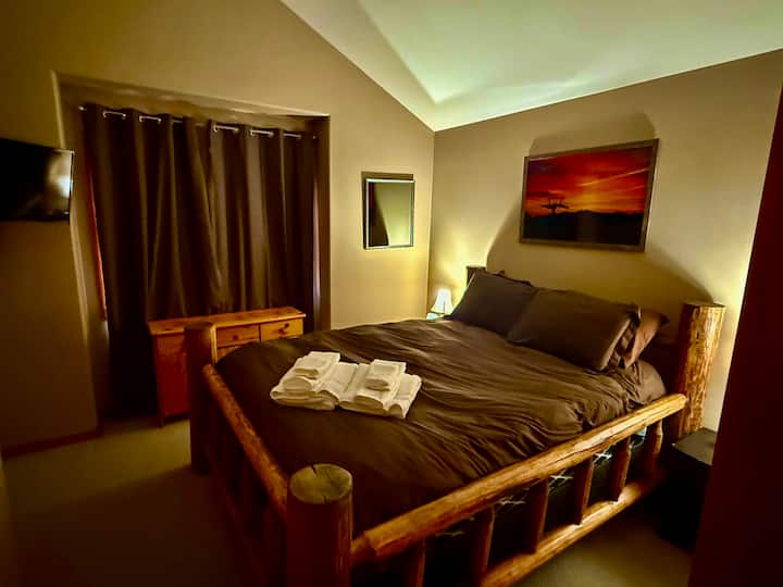 Steep And Deep!  Pvt Hot Tub+garage In Happyvalley - Big White Ski Resort, BC