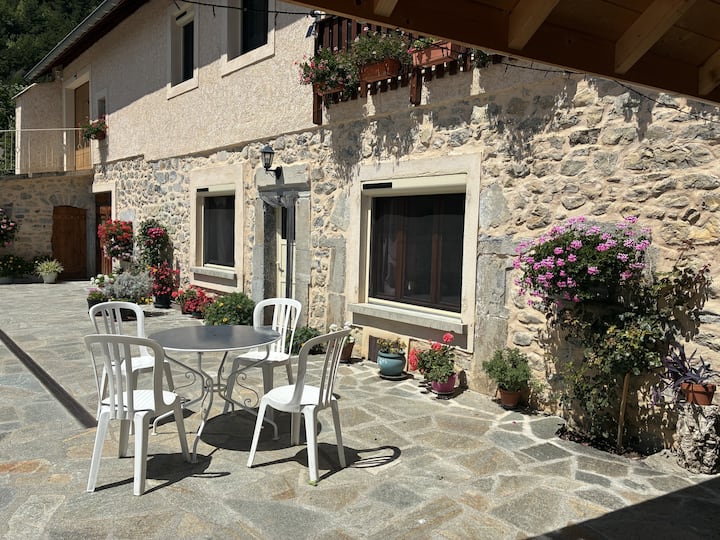 Gîte Spacieux, Abris Voitures & Motos, Cour - Le Dévoluy