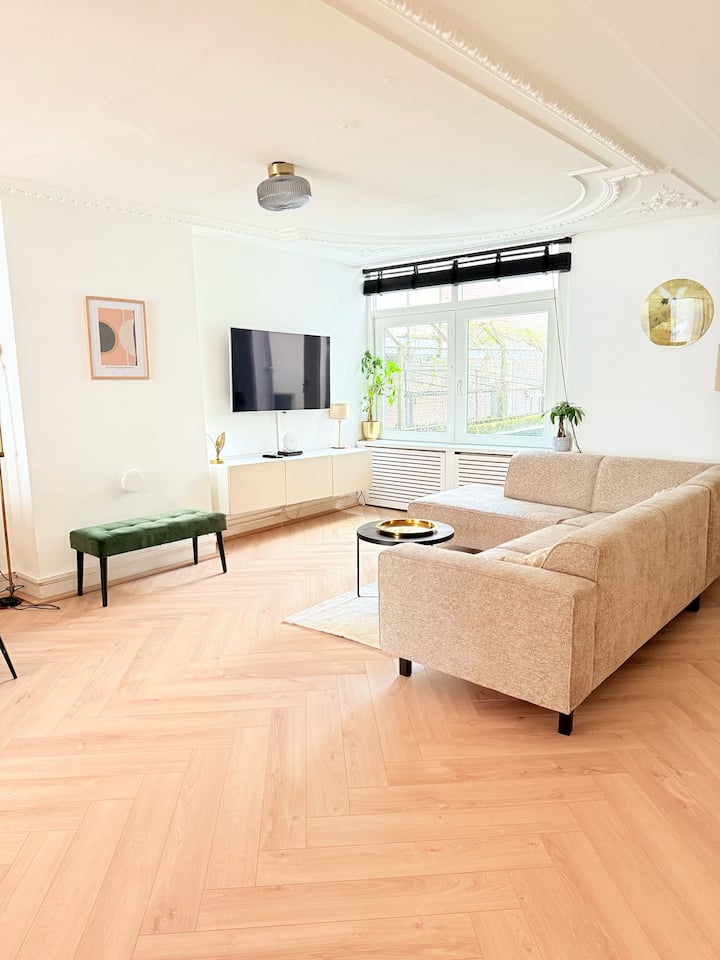 Canalhouse In The Center - Amsterdam