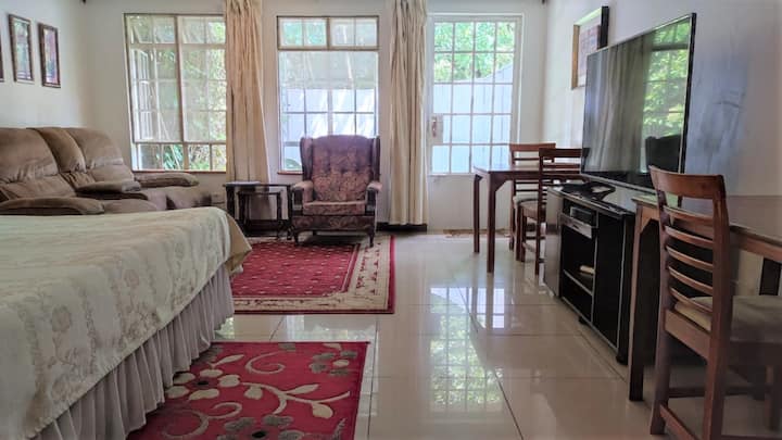 Cozy Studio Cottage Apartment With Private Garden - Nairobi
