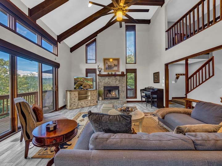 Mountain Chalet, Fireplace, Views & Private Deck - Sugar Mountain, NC