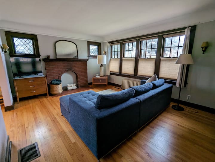 Historic Tudor Flat | Walk To Main St & Homes - Ann Arbor, MI