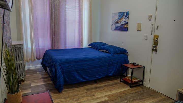 Vibrant Streetfront Studio • 12‑min Midtown Expres