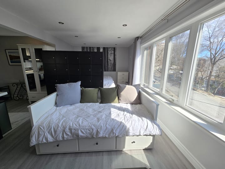 Contemporary Open-concept @ Caledonia Station - Toronto