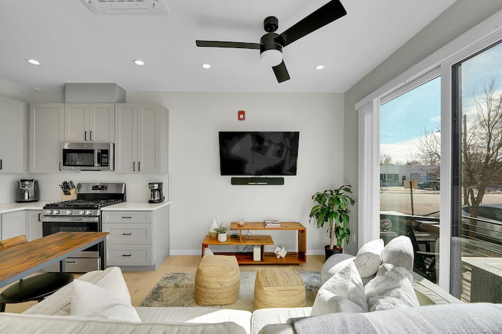 Modern Sunnyside Townhome + Home Office - Denver