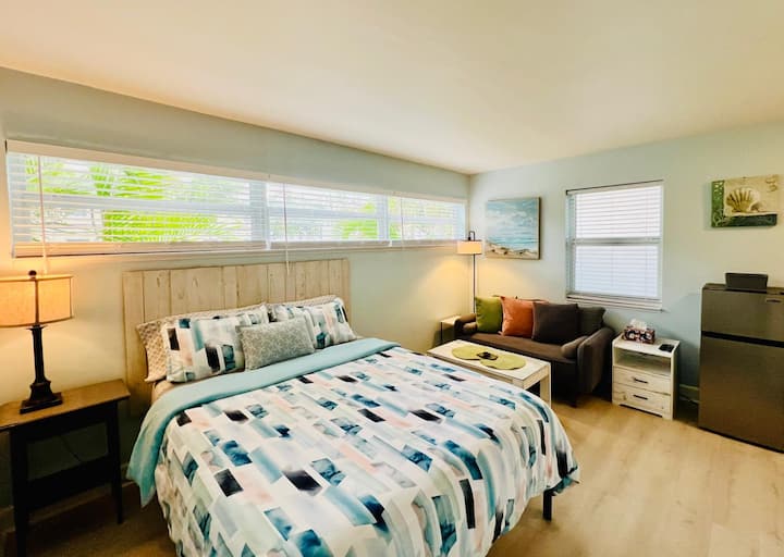 Cute & Modern Studio Apartment In Prime Location In Downtown Lake Worth Beach! - Lake Worth, FL