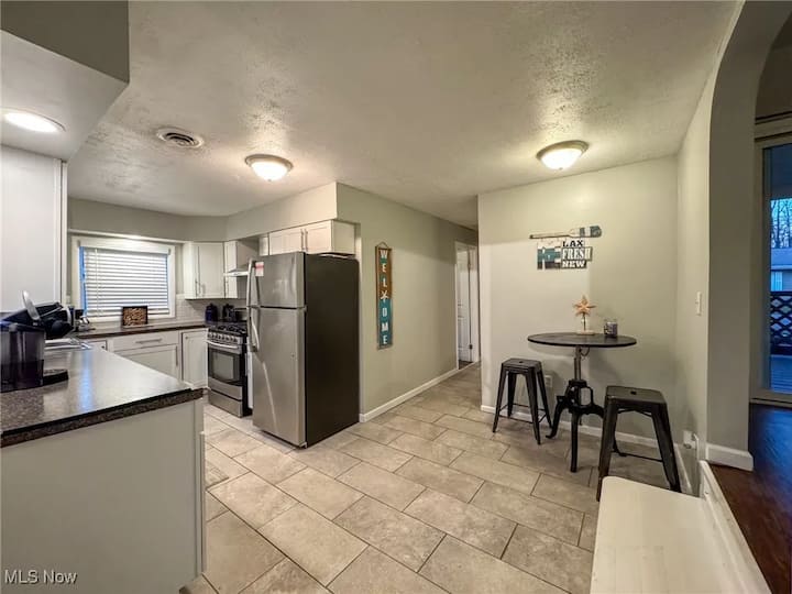 Steps Off Strip, 1 Acre, Sleeps 8, 2 Livingrooms! - Geneva-on-the-Lake, OH