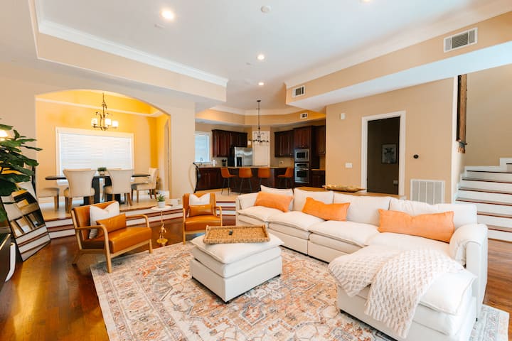 Spacious Luxury Home In The Heart Of Houston! - Houston, TX