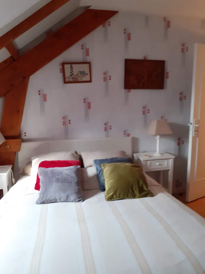 Belle Chambre Dans Une Maison Vivante (Ch 3) - Chevreuse