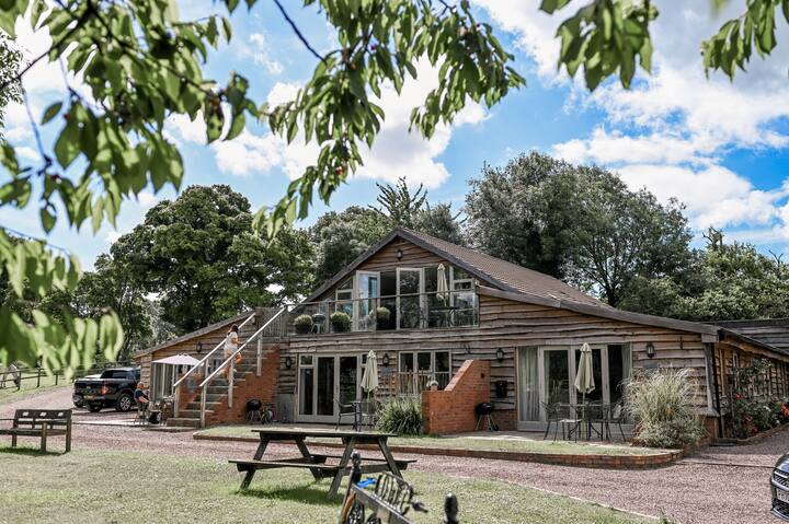Elmbridge Farm Lodges - The Swallows - Bromsgrove