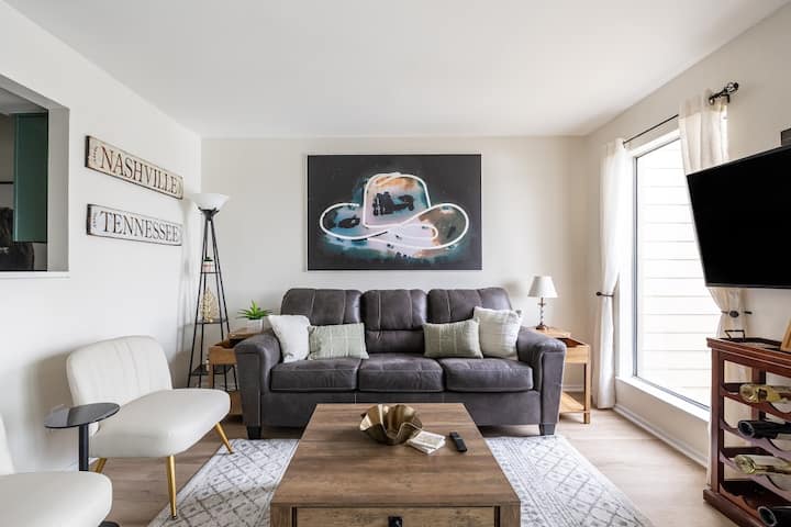 Downtown Riverfront | Pool & Walkable To Broadway - Nashville, TN