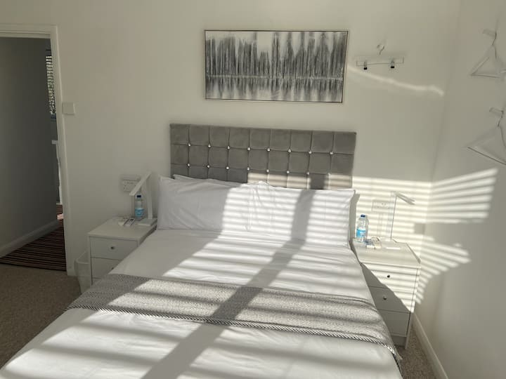 Double Room With En-suite, A/c, Ev & Safe Parking. - Oxfordshire