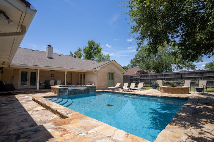 Beautiful 5 Bedroom Home (3 King/2 Queen) Beds)! - Bryan, TX