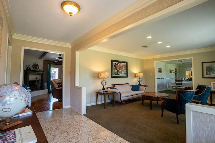 Beautiful 5 Bedroom Home (3 King/2 Queen) Beds)! - Bryan, TX