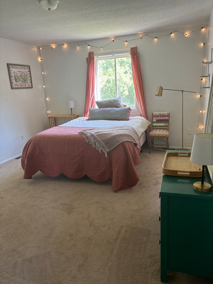Bedroom Suite In Home Near Burlington - Burlington, VT
