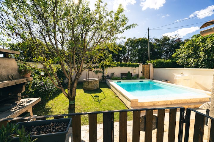 Mas Provençal De Caractère , Rénové Avec Piscine - Arlés