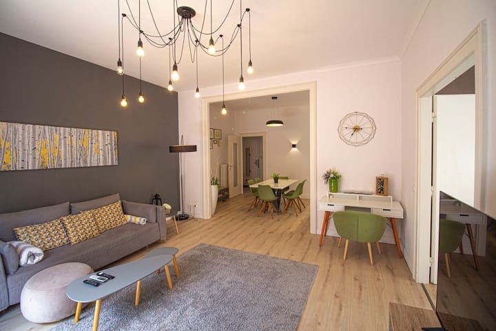 Spacious 2br Downtown Apt + Balcony & King Beds - Budapest