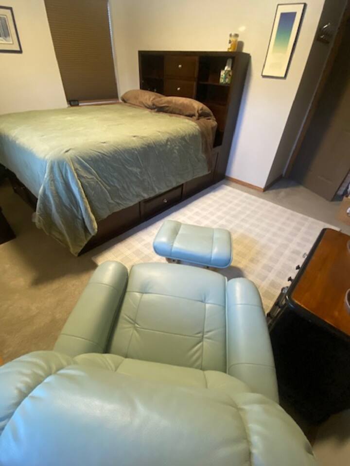 Queen Size Bed, Large Closet, Easy Chair - Palmer, AK