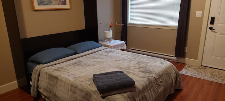 2 Rooms & 3 Beds With Private Entry & Kitchenette - Langford