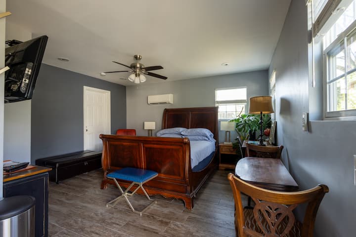 One Room Studio, Queen Bed And Pull Out Single. - Virginia Beach, VA
