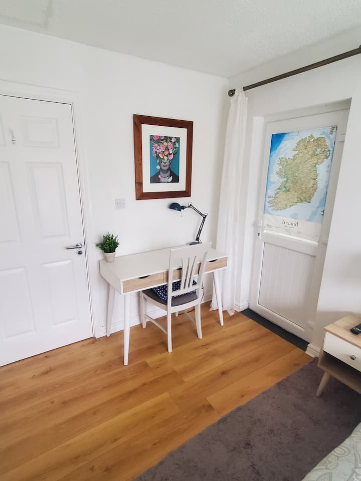 Charming Double Bedroom With Private Entrance - Galway