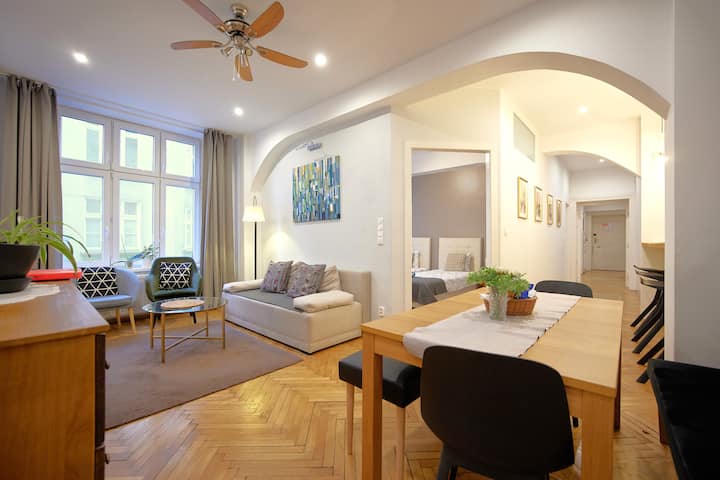 New Art Deco * 3 Bedrooms * Great Location * Clean - Cracovia