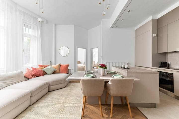 2025 Renovated 2bdr+2bathr Designflat @Vaci Street - Budapest