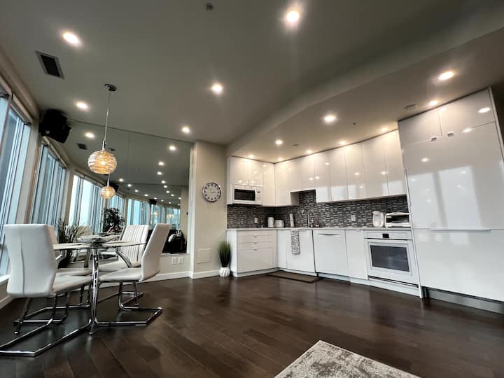 Pacificview 2 Bdrm Subph Suite Heart Of Dt+parking - Vancouver
