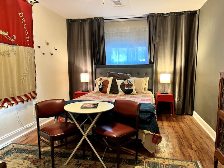 Friendly, Funky Austin Private Apartment - Austin, TX