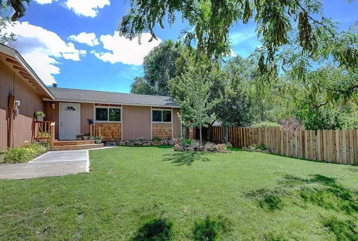 Minutes From Expo Center/airport - Fully Fenced - 레드먼드