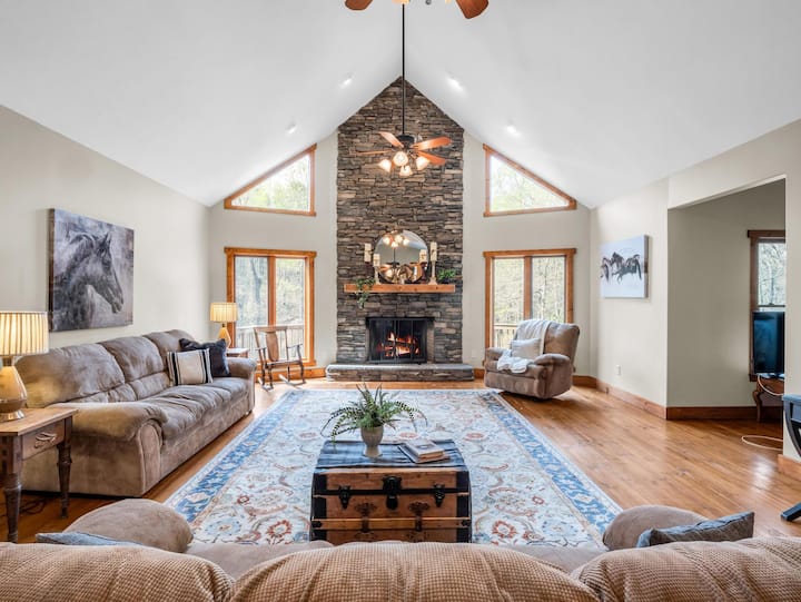 Big House In The Little Woods
6 Br/3.5 Bth•hot Tub - Tryon, NC