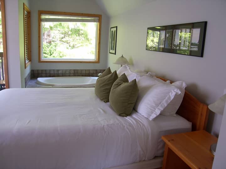 Ocean Surf Forest Cabin With Water View - Ucluelet