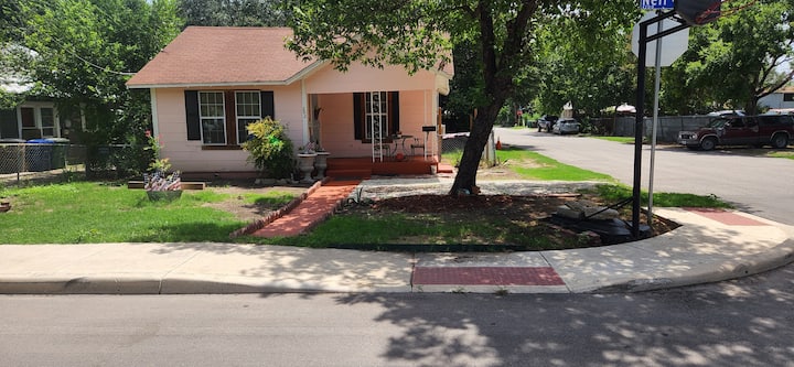 "Casita Moxie" In Woodlawn Lake Area - San Antonio