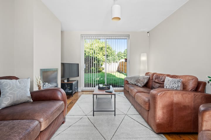 Fantastic, Modern 3 Bedroom House - Manchester