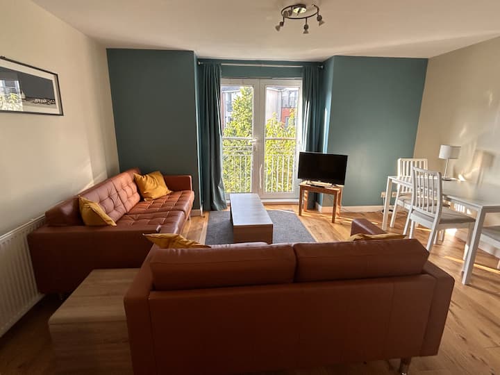 Holyrood Park Light And Airy Two Bed - Edinburgh