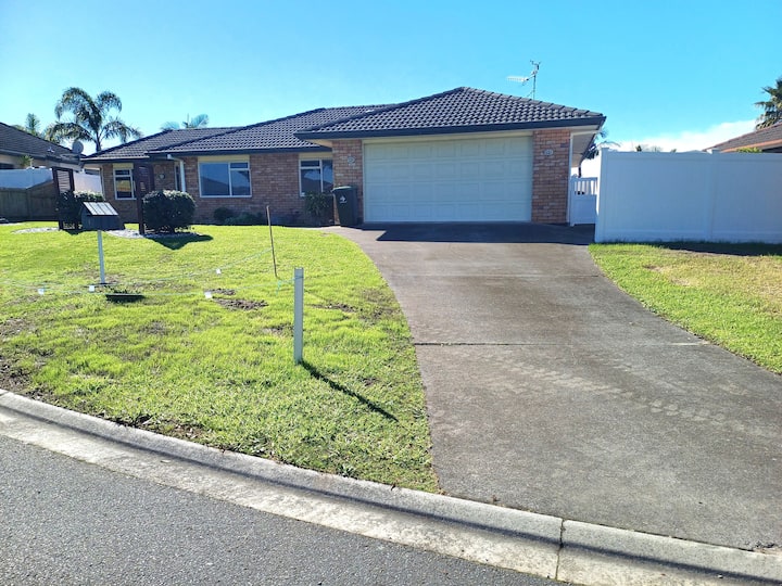 Quality Beach Holiday Home - Papamoa