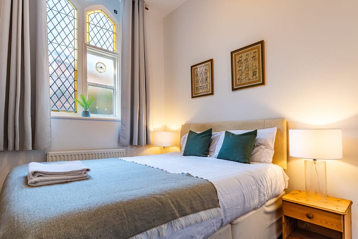 Charming Church Apt, Free Parking, 20 Min-centre - Cheshire