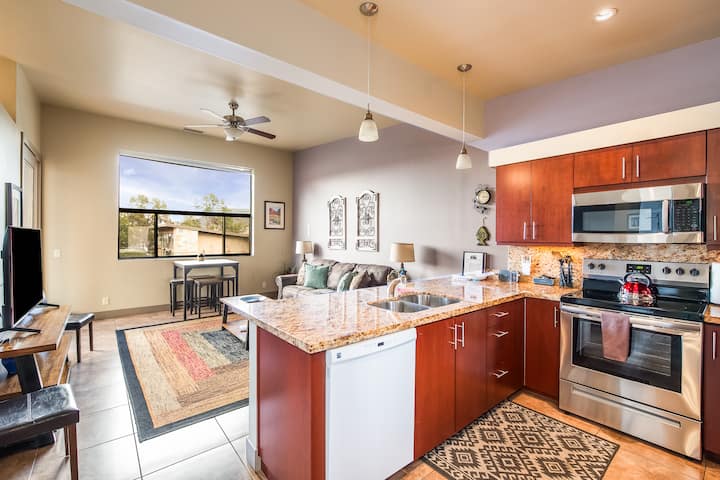 Bright Loft W/ Balcony — Steps To Dining & Shops - Sedona, AZ