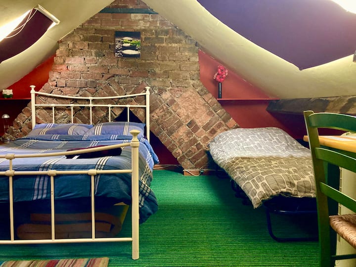 Very Central Cardiff - Peaceful Cosy Loft Room. - Cardiff
