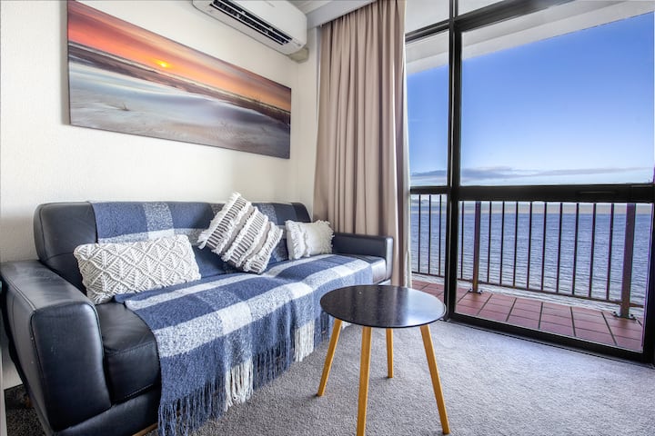 Top Floor Amazing Views Foxtel Nrl Afl Larger Unit - Townsville