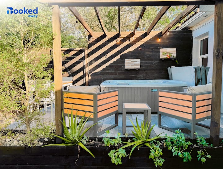 House With Hot Tub, 10 Mins To The Beach - North Miami, FL