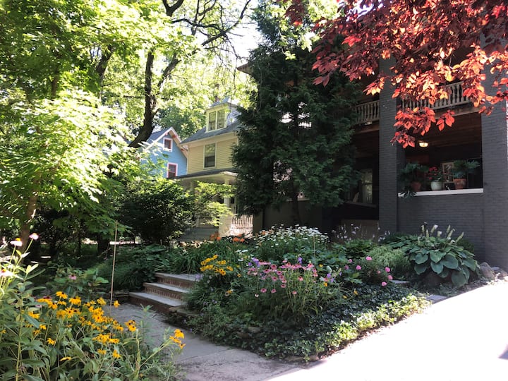 Cleveland Clinic, 5 Minutes From: North Suite - Shaker Heights, OH