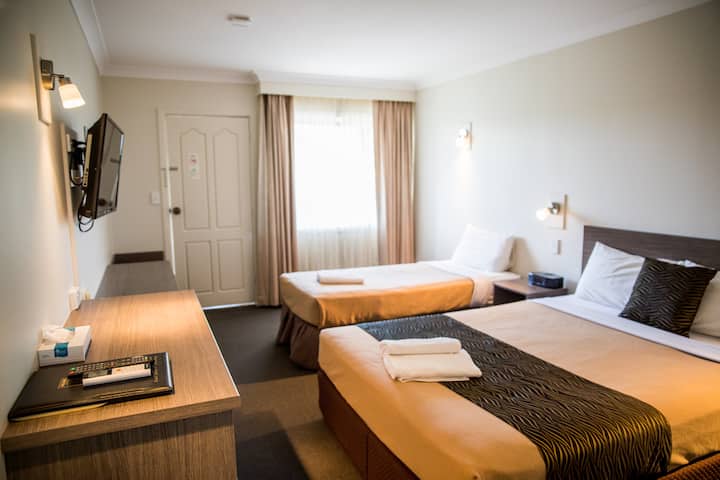 Standard Queen Room - Goulburn